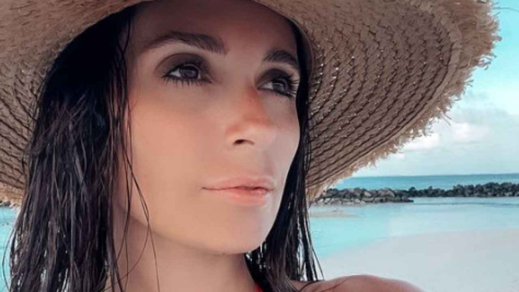 Alessia Macari, bikini ridotto al minimo: le sue forme strabordano