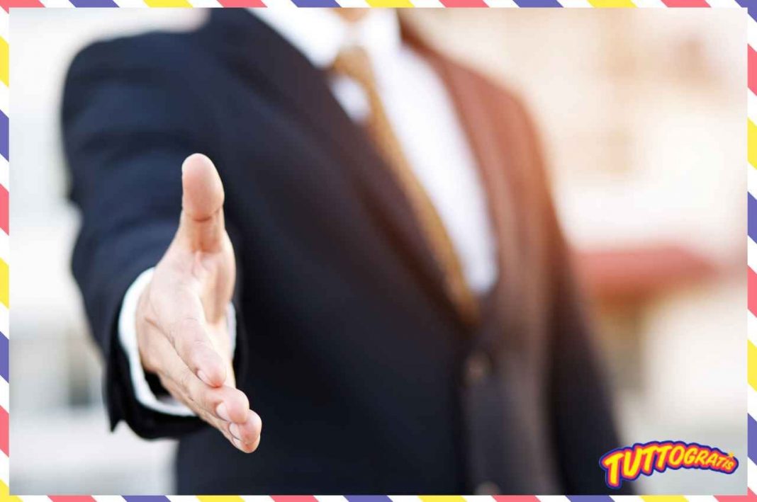 Stringere la mano, un'usanza comunissima: da dove parte?